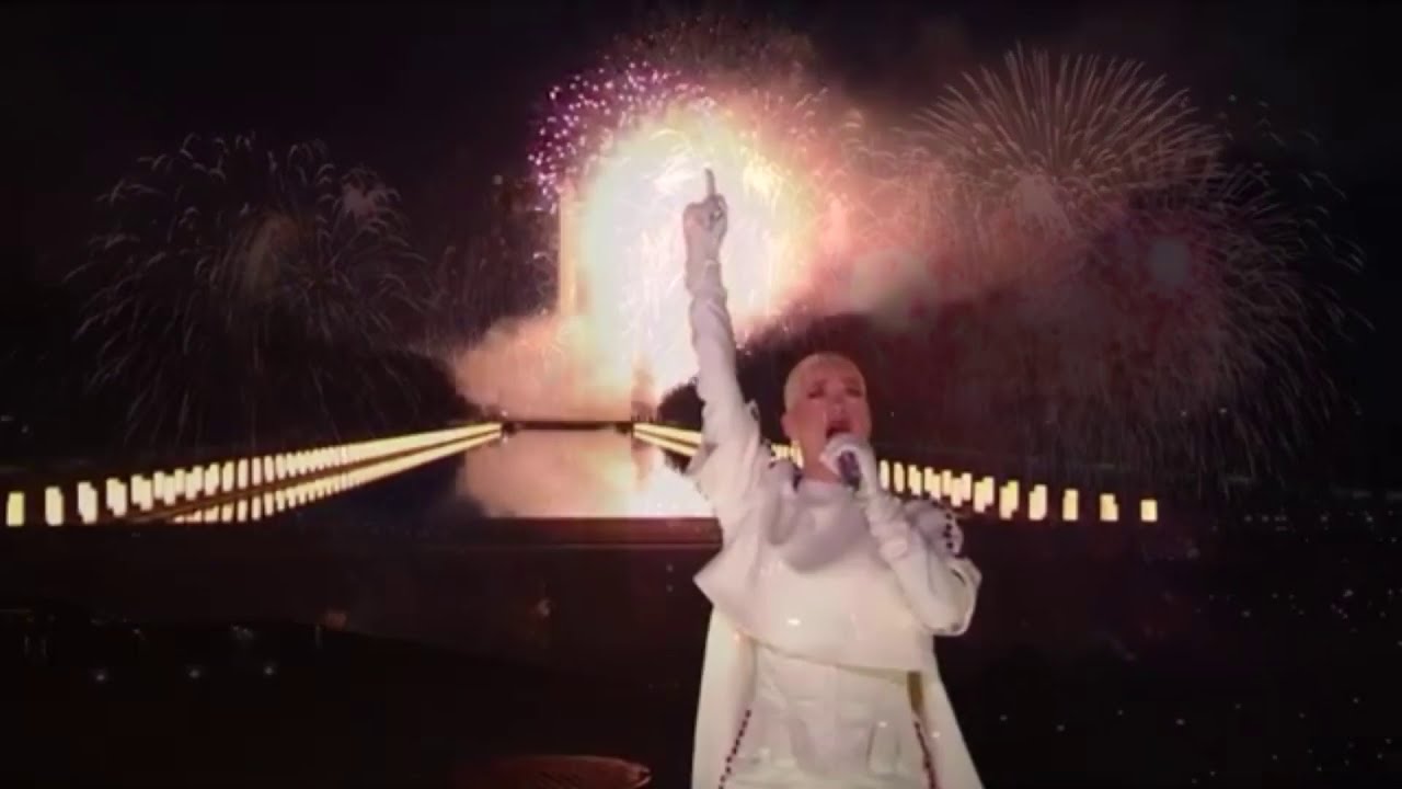 Katy Perry sings Firework with real fireworks show - YouTube
