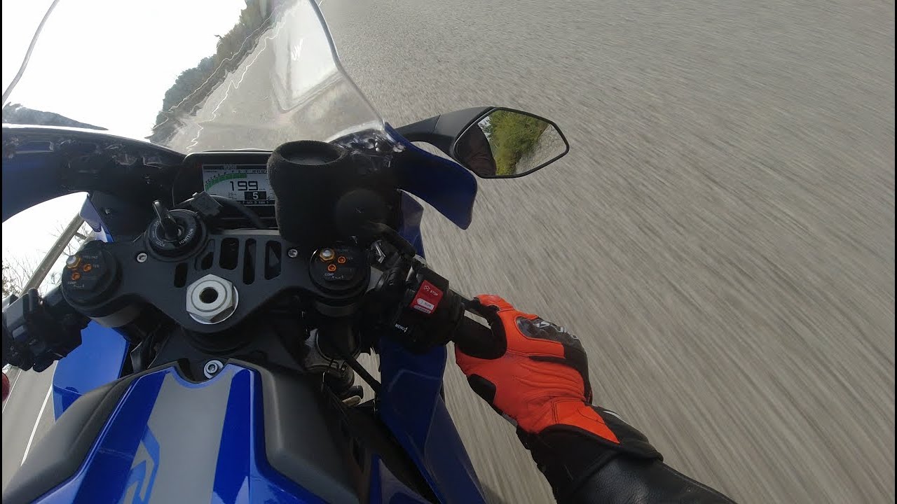 Yamaha R1 140 kmh footpeg scrape - YouTube