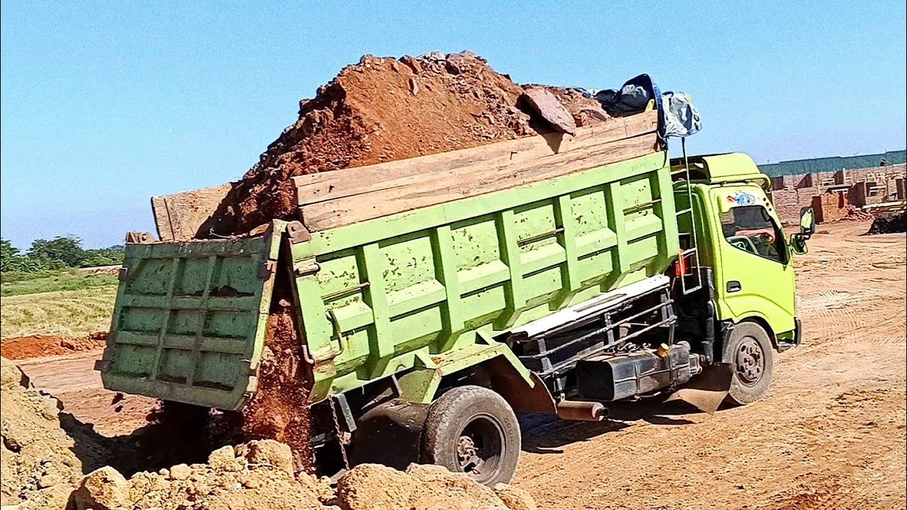 Dump Truk Tanah Hino Dutro Jomplang Muatan Tanah Timbunan - YouTube