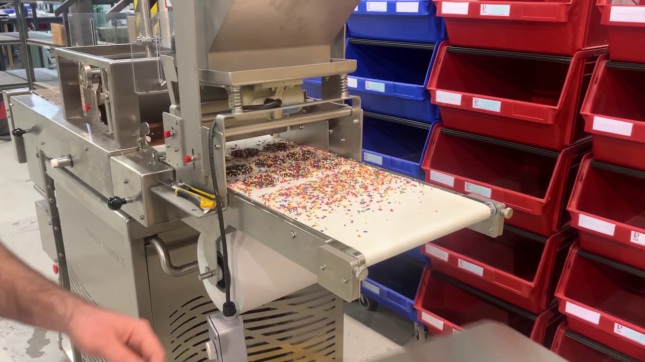 Sprinkle decorator on a parchmin outfeed - YouTube