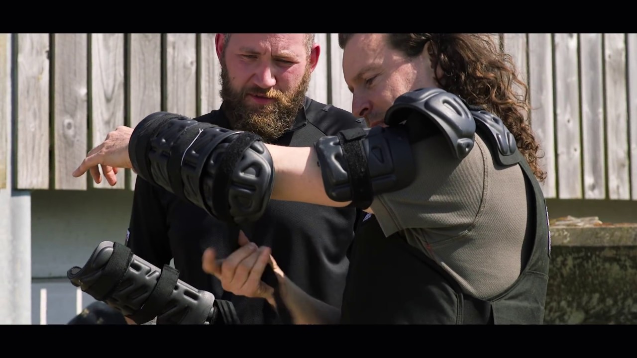 Armour: How Does medieval armour compare to modern police armour? - YouTube