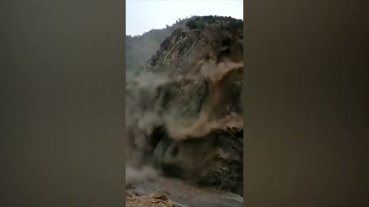 السعودية انهيار جبل على طريق أمحلج في منطقة عسير بسبب الأمطار الغزيرة دون التسبب بأي خسائر