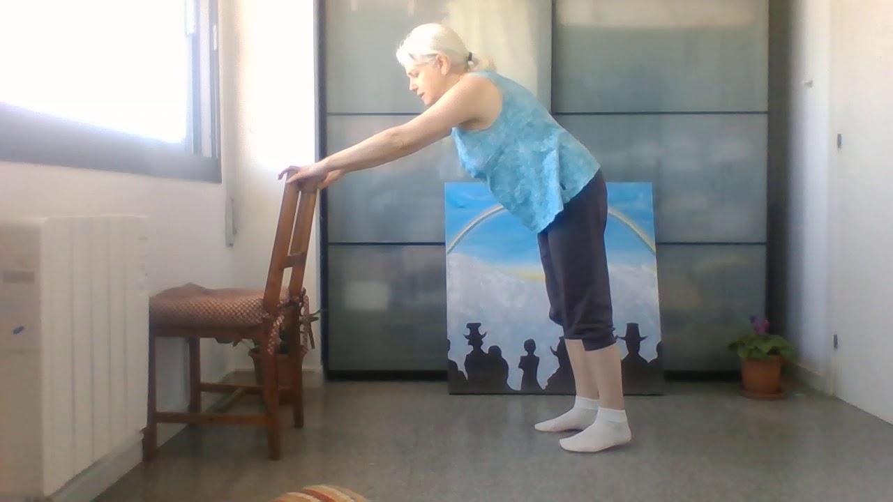 Posturas de yoga desde una silla - YouTube