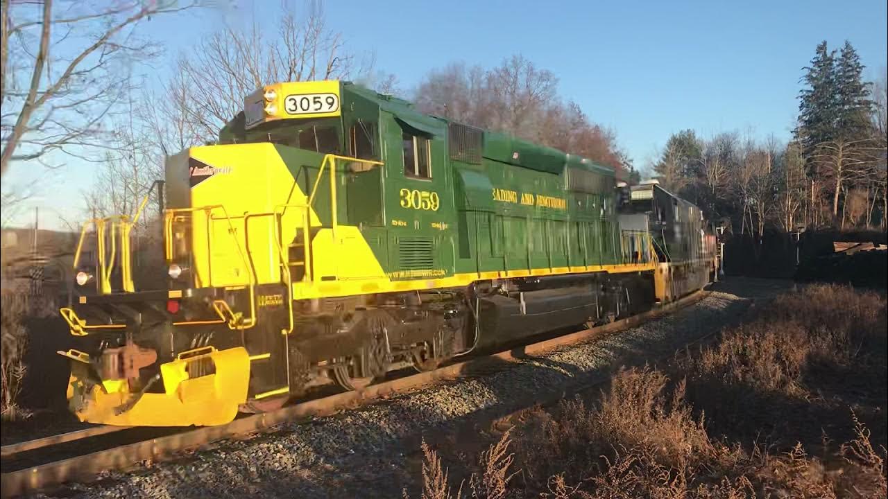 MAIDEN VOYAGE OF RBMN 3059 IN NEW PAINT SCHEME!!! RBMN SD40-2 Admiral Cab #3059 Leads NRFF 12/12 ...