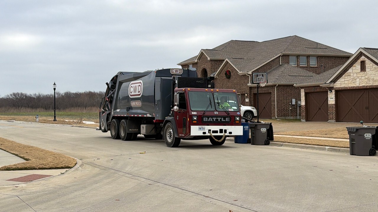 Battle Motors CWD McNeilus Tag Axle Rear Loader on Recycle - YouTube