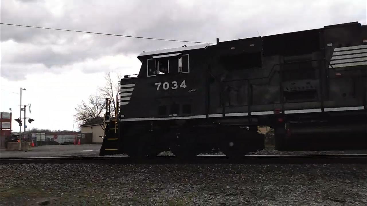 NS 7034 leads NS 952 Office car special - YouTube