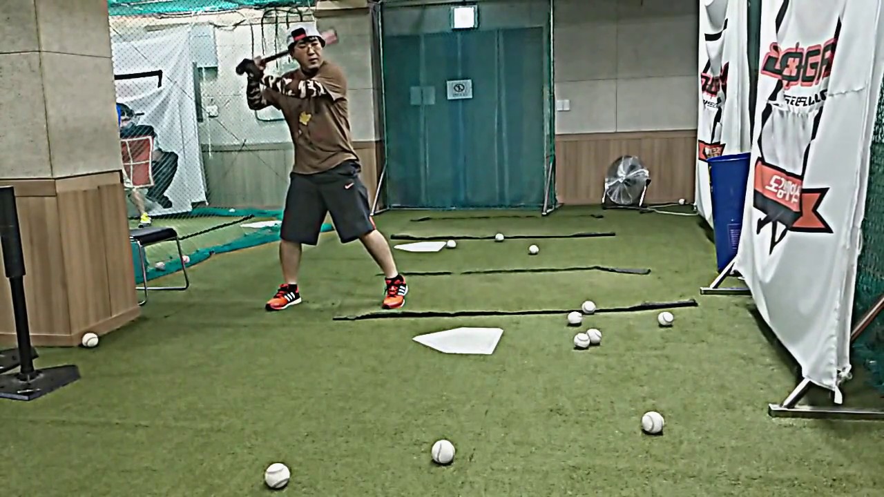 야구 실내연습장. 자동 티배팅(Baseball practice range) - YouTube