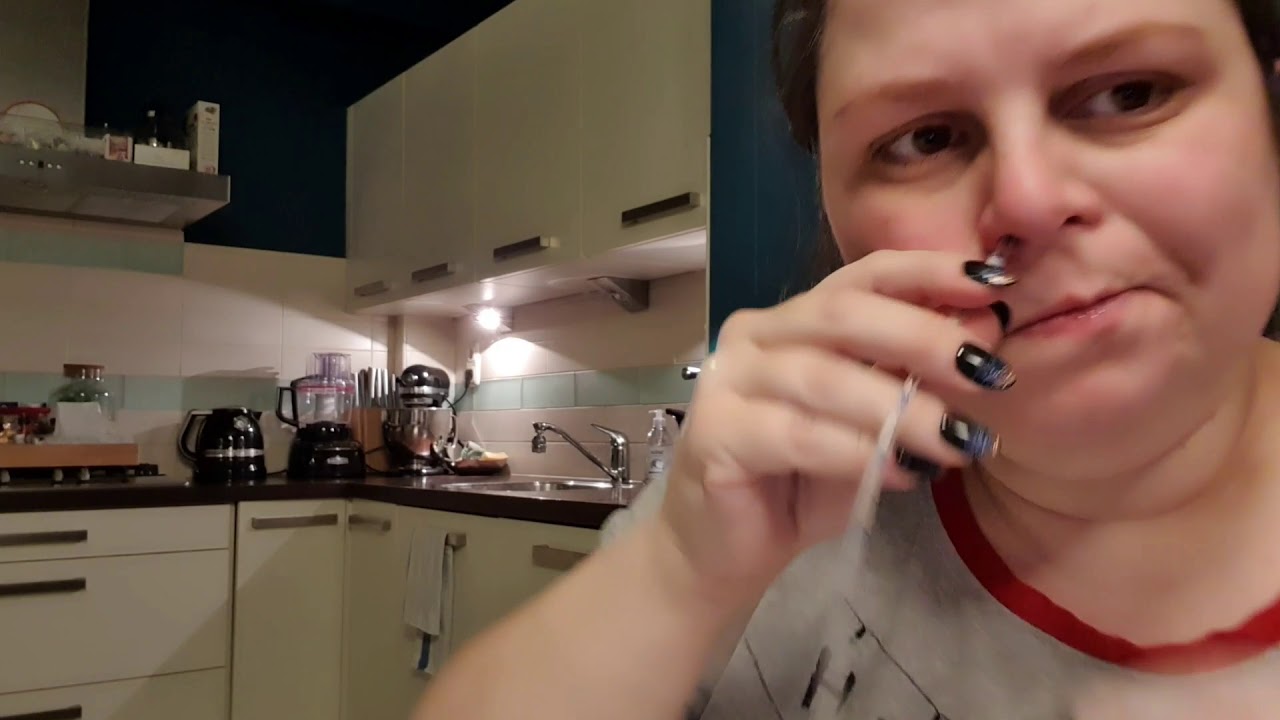 Neus-maag sonde inbrengen. Inserting own feeding tube. Hyperemesis ...