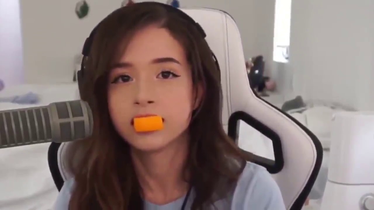 POKIMANE being cute! #teampoki #pokimane #offlinetv #poki - YouTube
