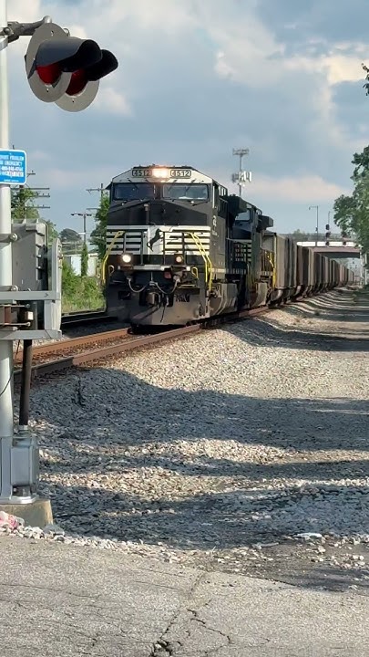 NS AC44C6M #4512 leads elephant style 815. #4584 - YouTube