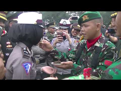 beginilah ekspresinya Prajurit TNI  suapin kue ke Gadis bintara Polwan Cantik