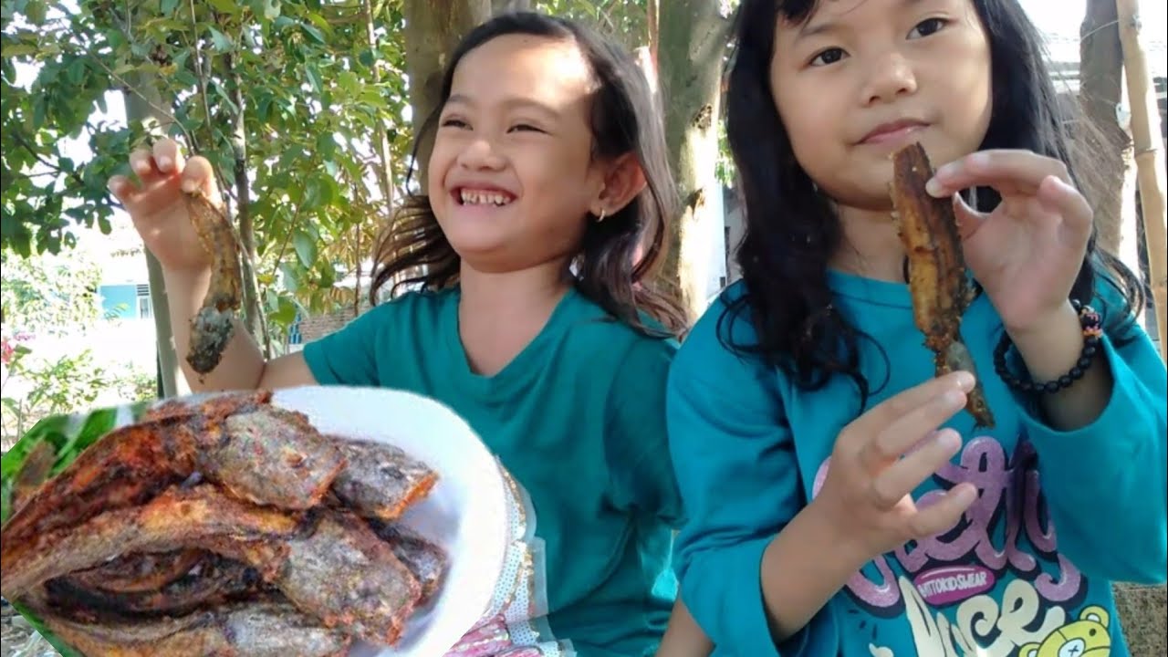 Salsa mukbang LELE GORENG 🤤 - Liburan bersama Salsa and family | Zein ...