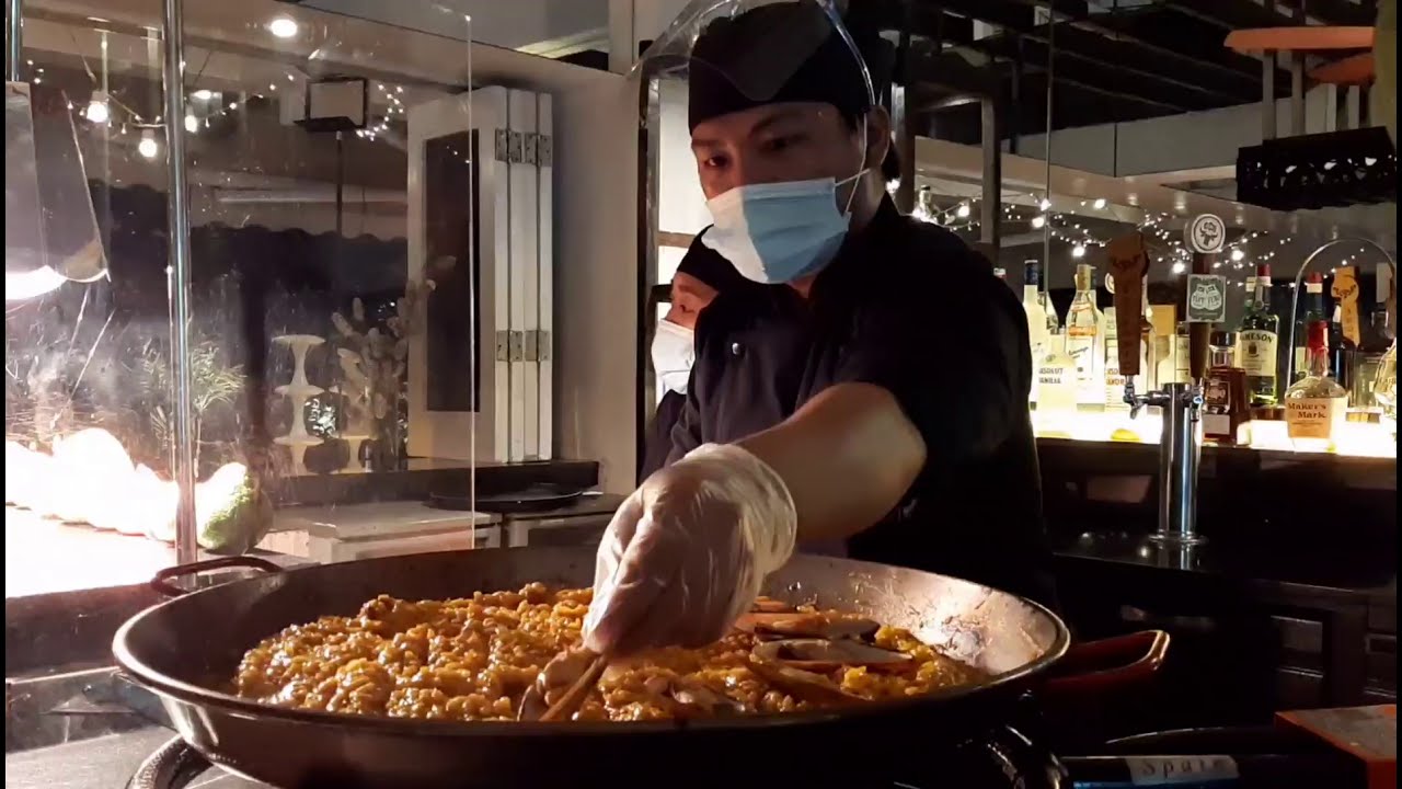 Paella show cooking (short video) - YouTube