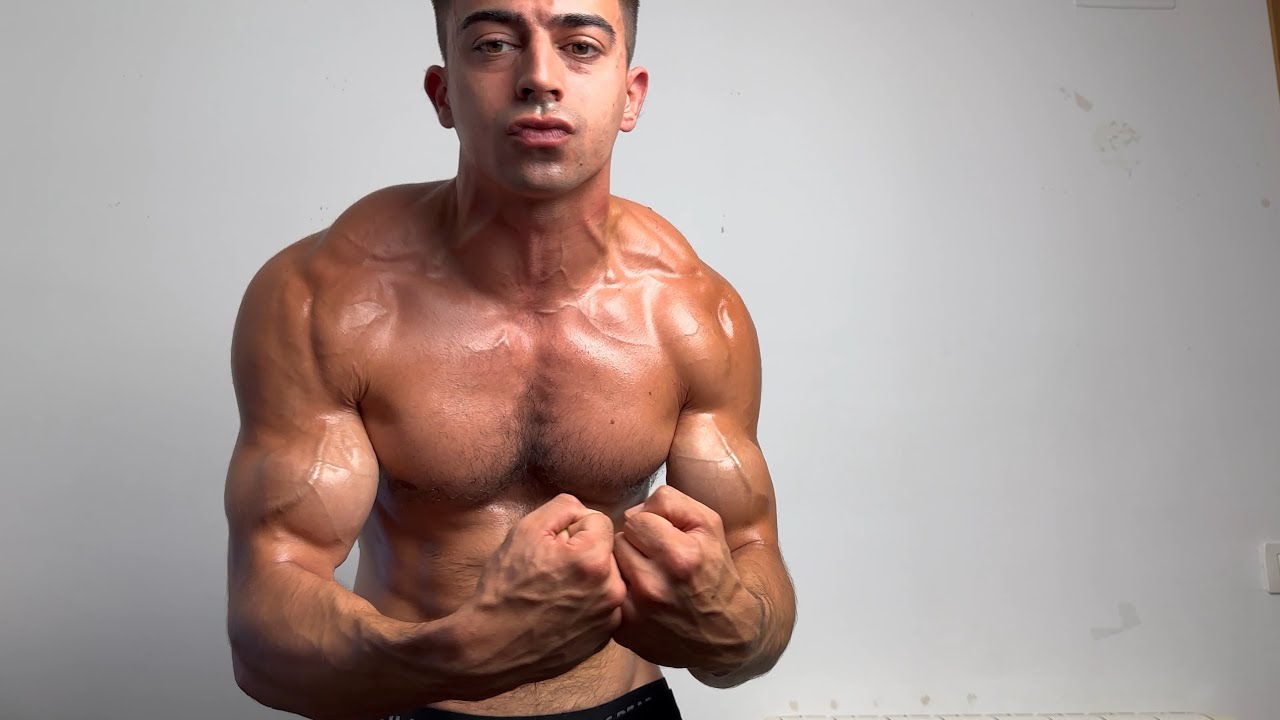 Shoulders Workout & Flexing - YouTube