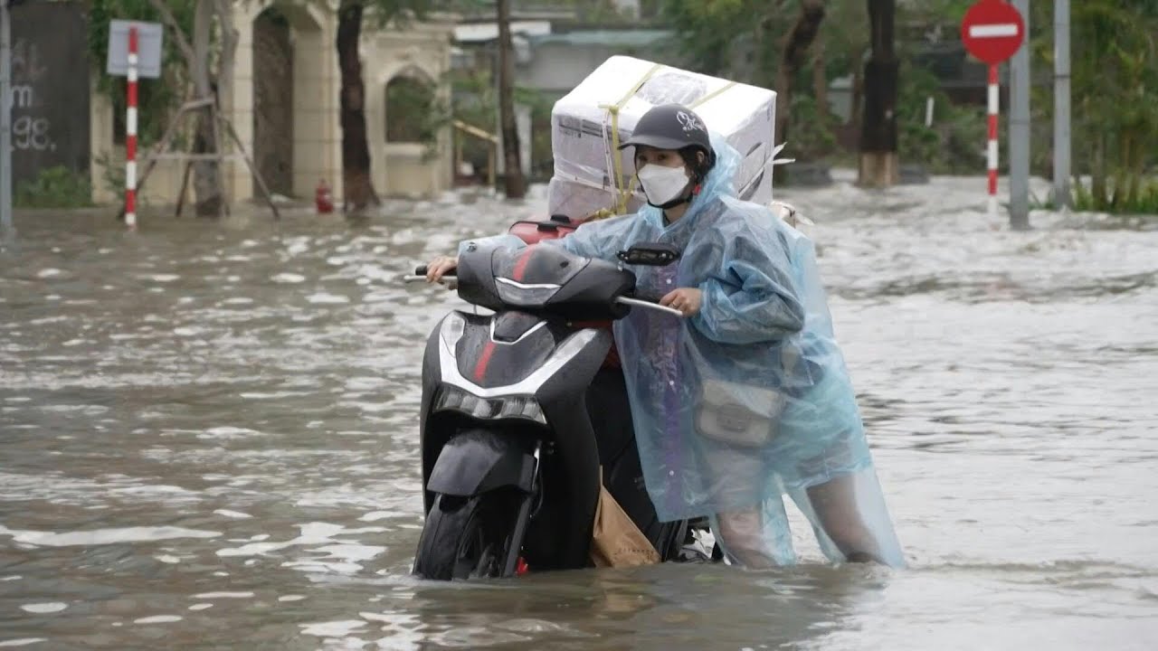 Super Typhoon Yagi causes floods in Vietnam's Haiphong | AFP - YouTube