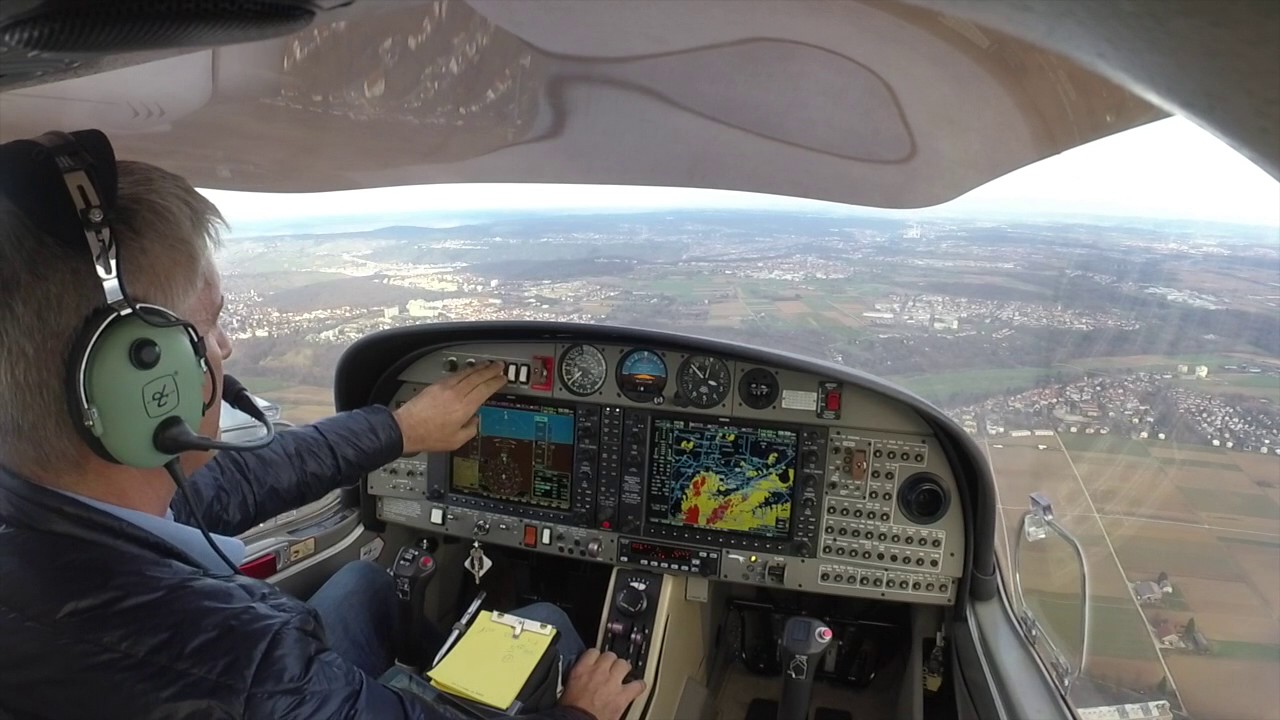 Pilot's Eye: Landing VFR Runway 25 in Stuttgart - YouTube