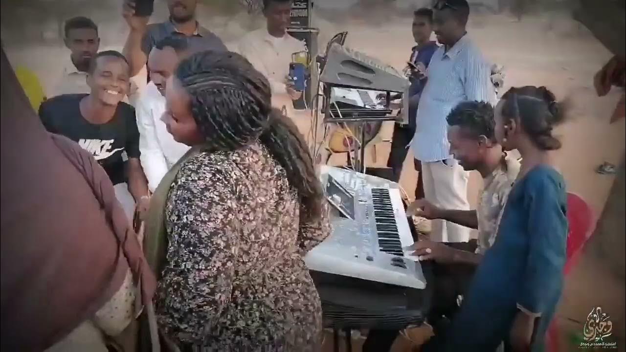 شاهد بالفيديو فتاة سودانية تقدم فاصل من الرقص الفاضح وتستعرض بمؤخرتها