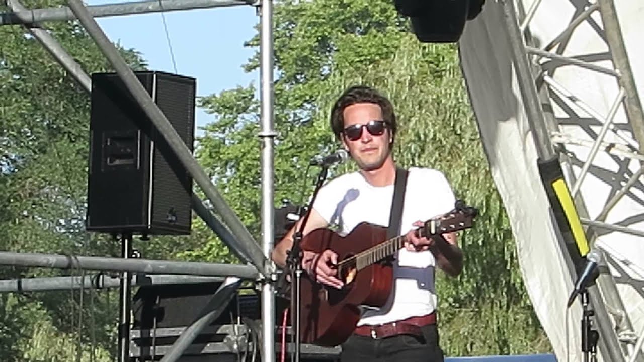 Marlon Williams sings "The First Time Ever I Saw Your Face" - YouTube