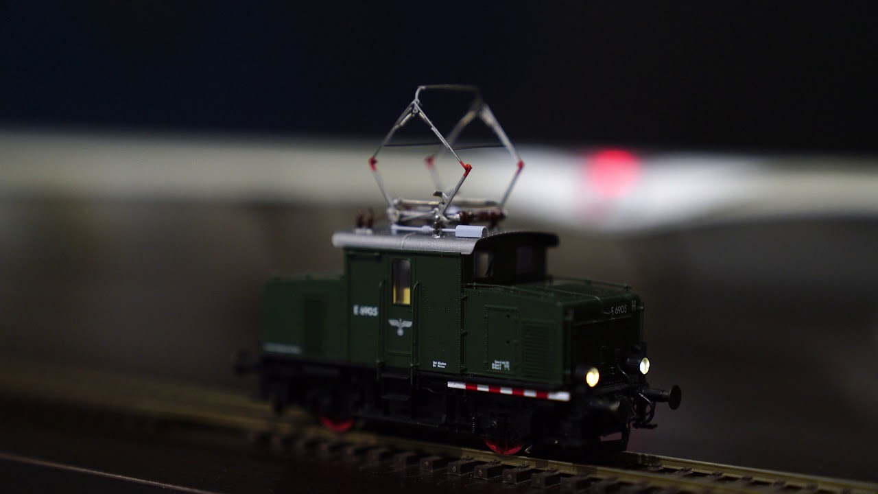 Fleischmann 430072, E 6905, H0 with sound, the slowest possible motion ...