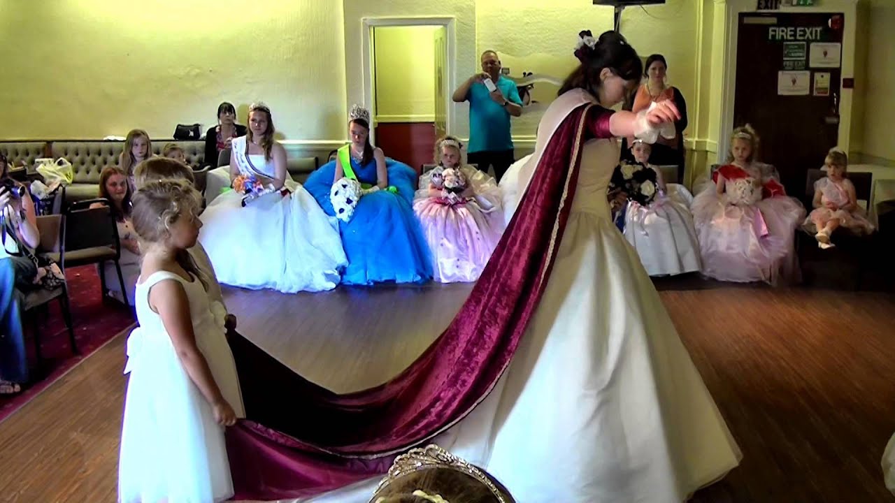 PRESTATYN CARNIVAL ASSOCIATION : CORONATION 2015 - YouTube