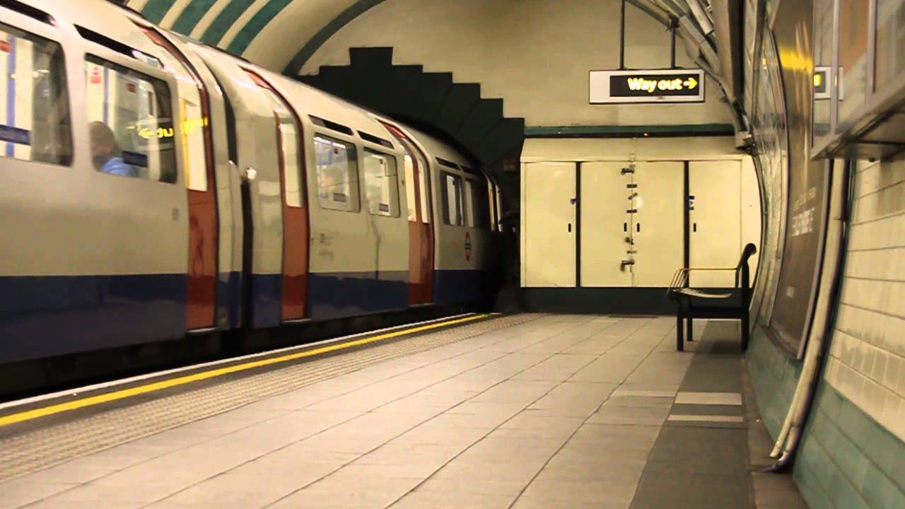 London Underground 1973 Picadilly Line arriving at Picadilly Circus ...