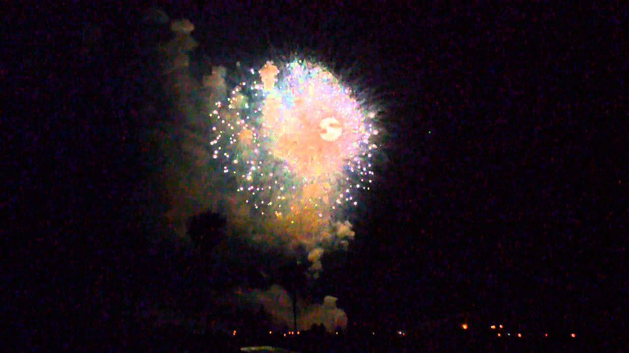 REAL ALIEN SPACE SHIP UFO investigates fireworks on 4th of July ...