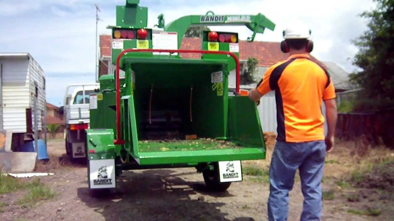 Bandit Model 90XP 9" disc chipper with Cat 49.5hp diesel. - YouTube
