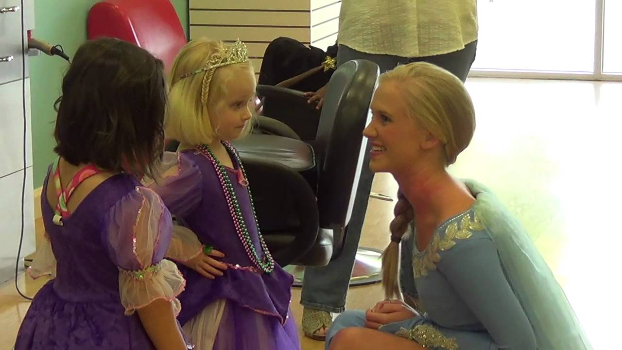 Queen Elsa Surprises Princess Rowan - YouTube