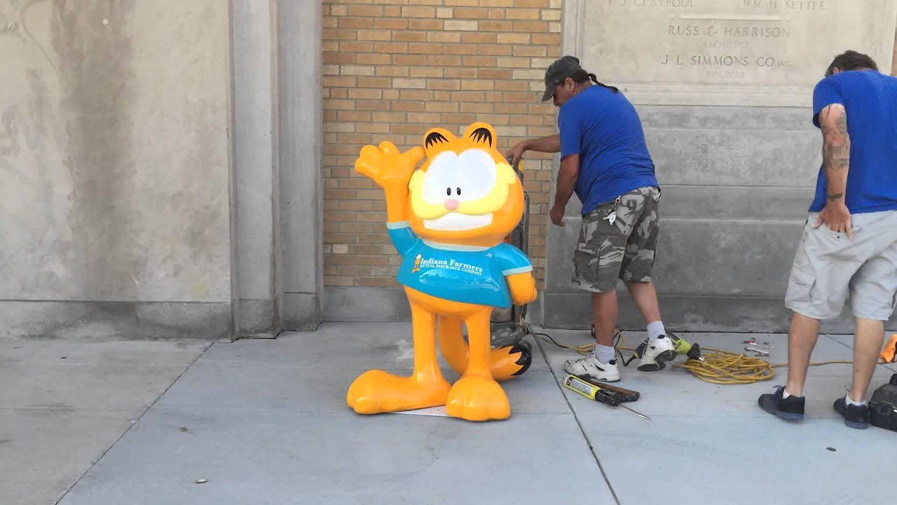 Time Lapse of the Garfield and Odie Indiana Farmers Coliseum Statue ...