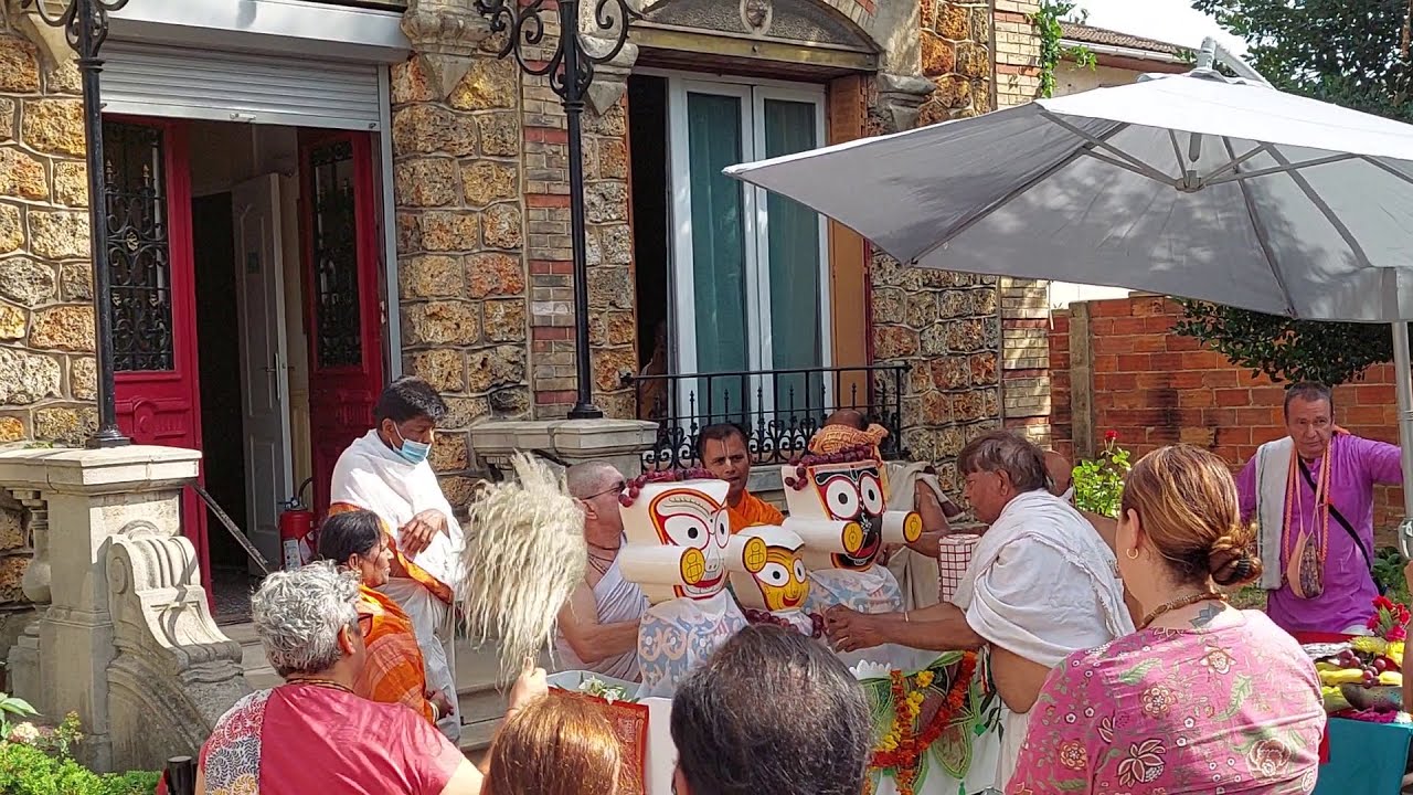 ISKCON Paris Snana-yatra (1) - YouTube