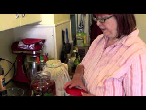 "Fizzy," aka Country Wine, a Tutorial from TheNewHomemaker.com - YouTube
