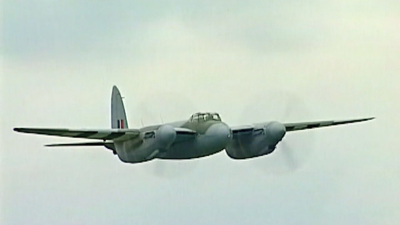 de Havilland Mosquito at Fighter Meet 1996 - YouTube