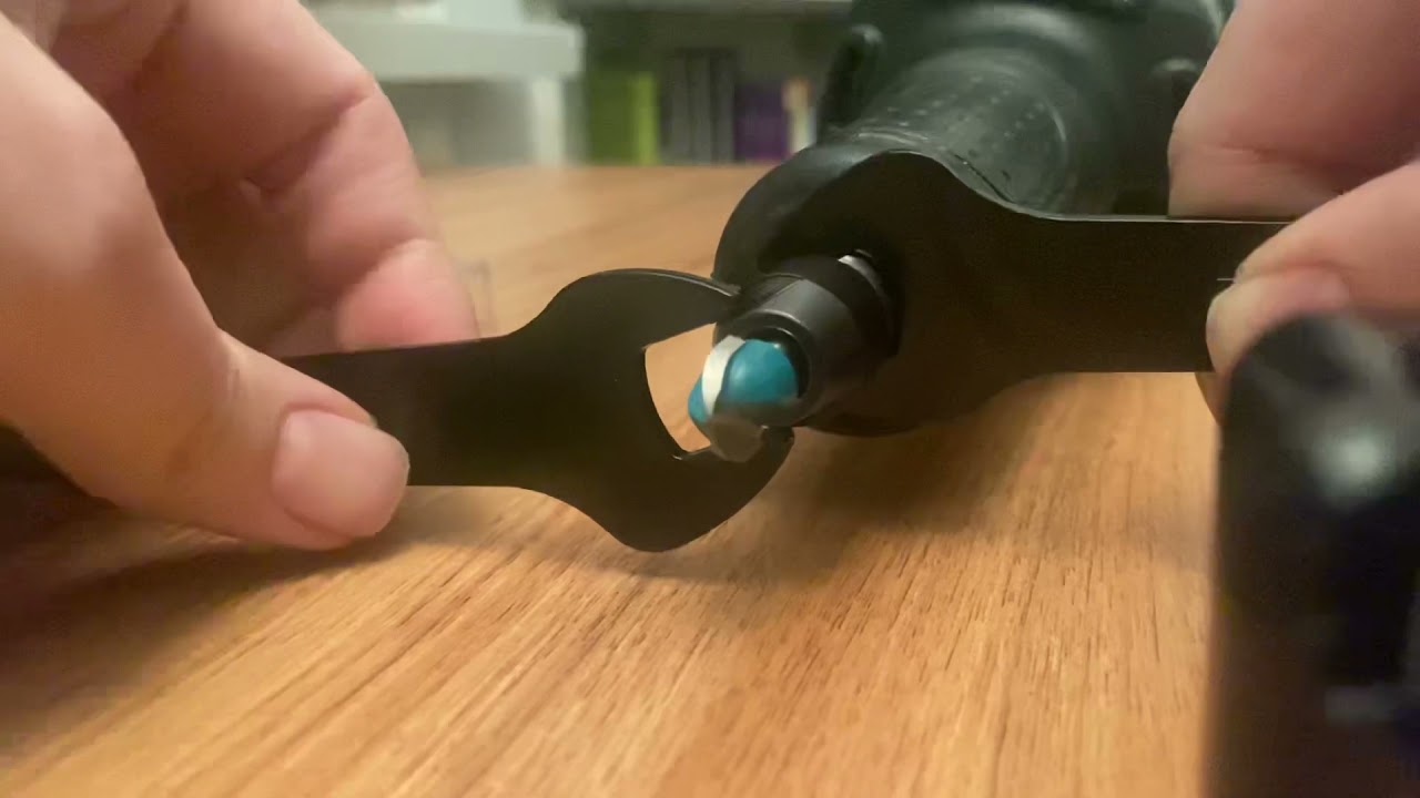 Change router bit Makita DGD800 - YouTube