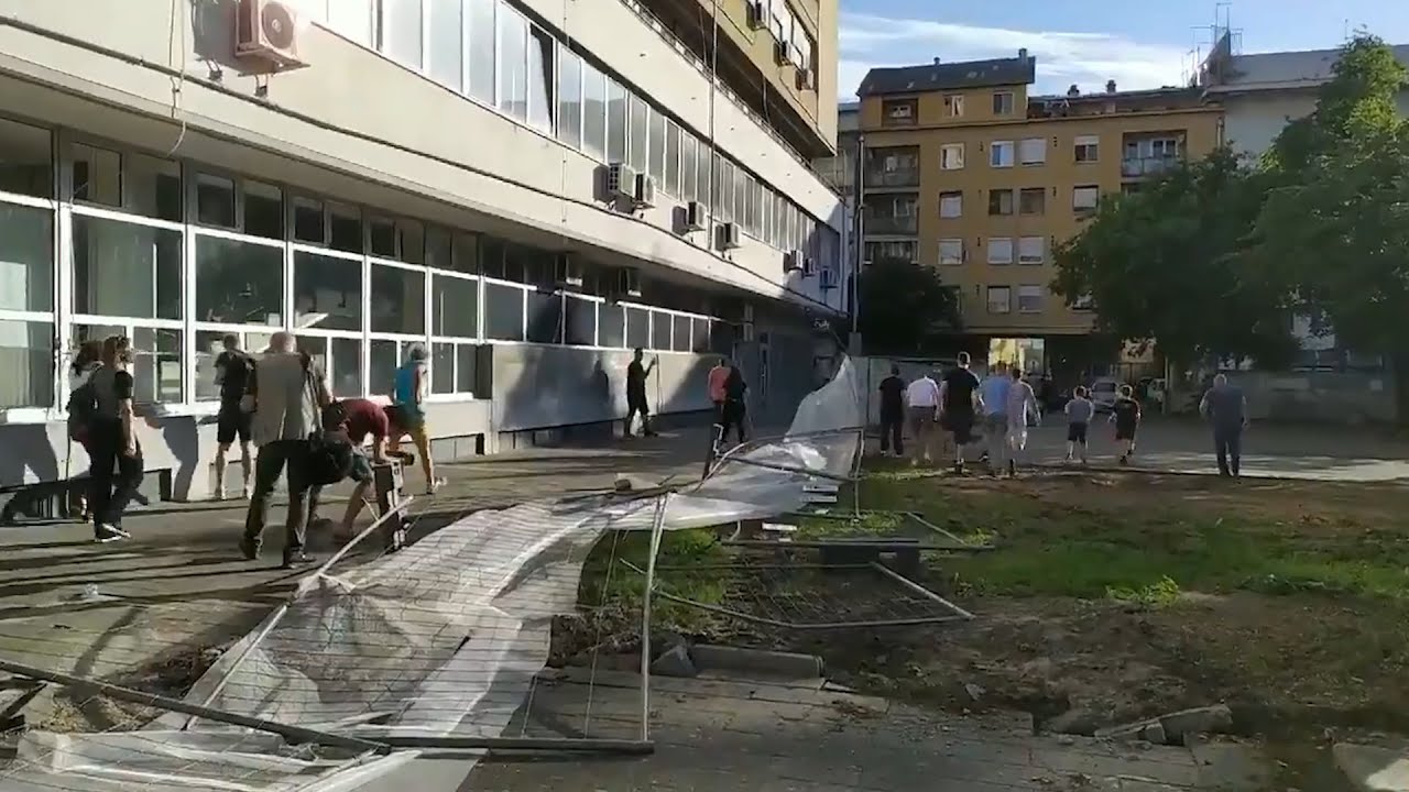 Pančevci protestvovali zbog seče drveća u parku, srušili ogradu (VIDEO ...