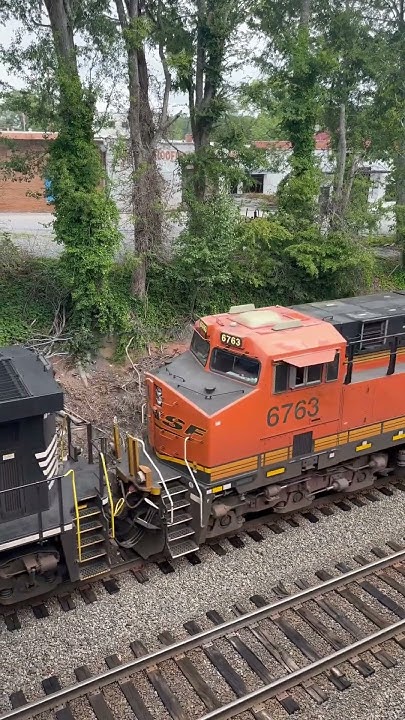 NS 4704 and BNSF 6763 - YouTube