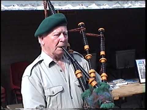 D Day Piper Bill Millin plays The Bagpipes at Bletchley Park 2002 - YouTube