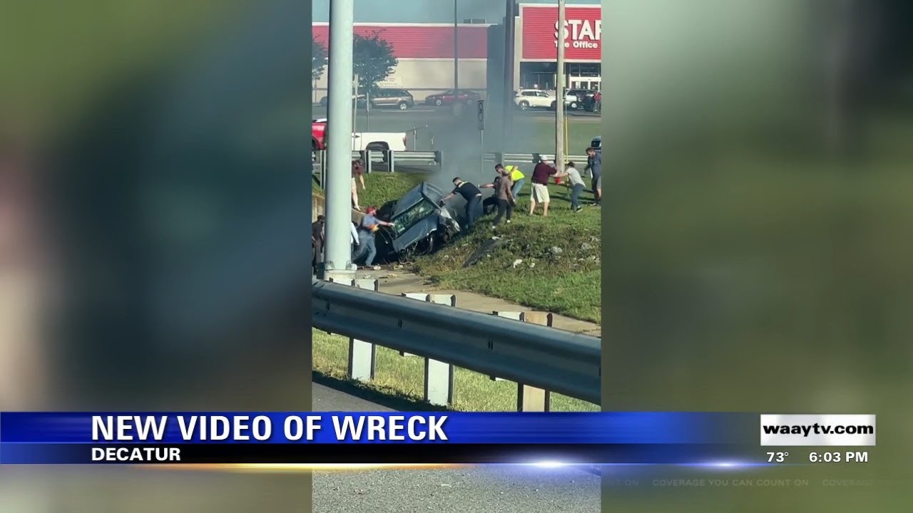 WATCH: Drivers work together to rescue crash victims in Decatur - YouTube