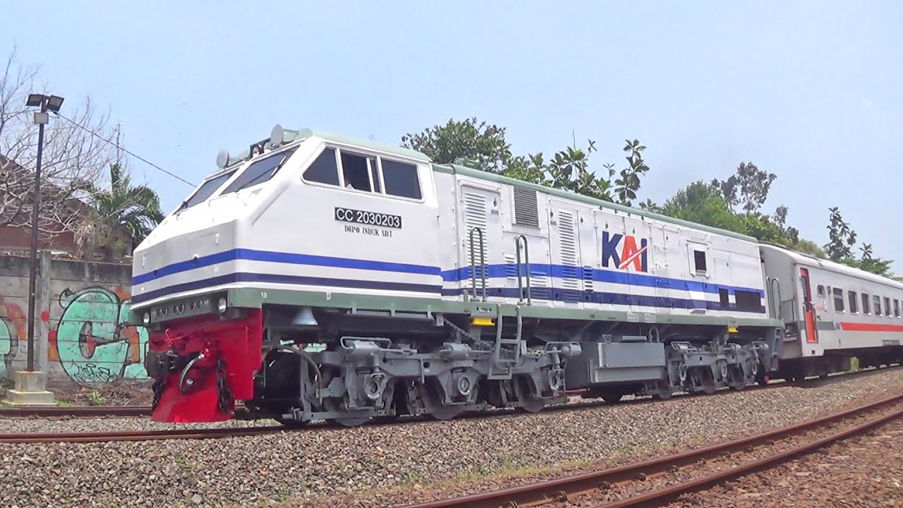 Kereta api Kamandaka dengan lokomotif CC203 02 03 livery nostalgia dua ...