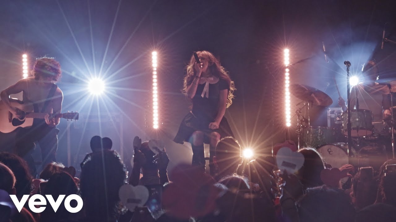 Isabel LaRosa - Burning (Live from the Psychopomp Tour) - YouTube