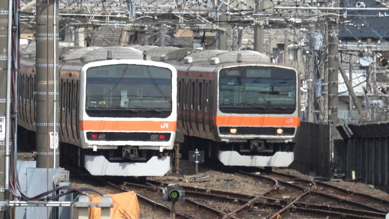 武蔵野線 209系500番台とE231系が西船橋駅ですれ違い - YouTube