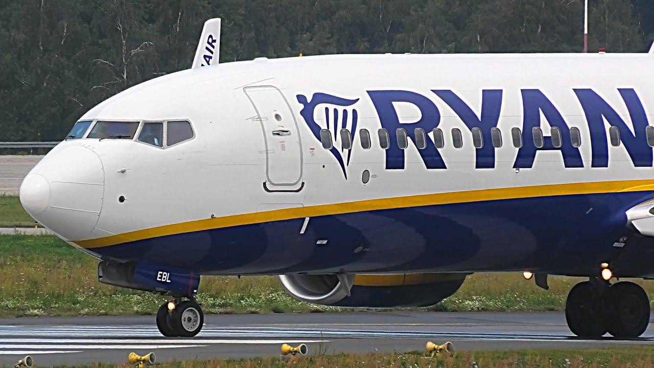 Morning Planespotting at Łódź Wladysław Reymont Airport *Rabbits on the ...