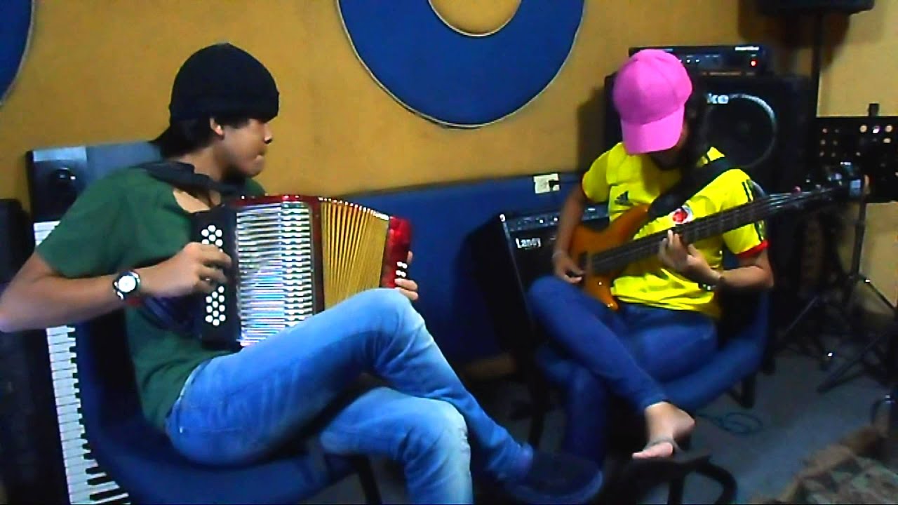 Tocando Acordeon Vallenato - YouTube