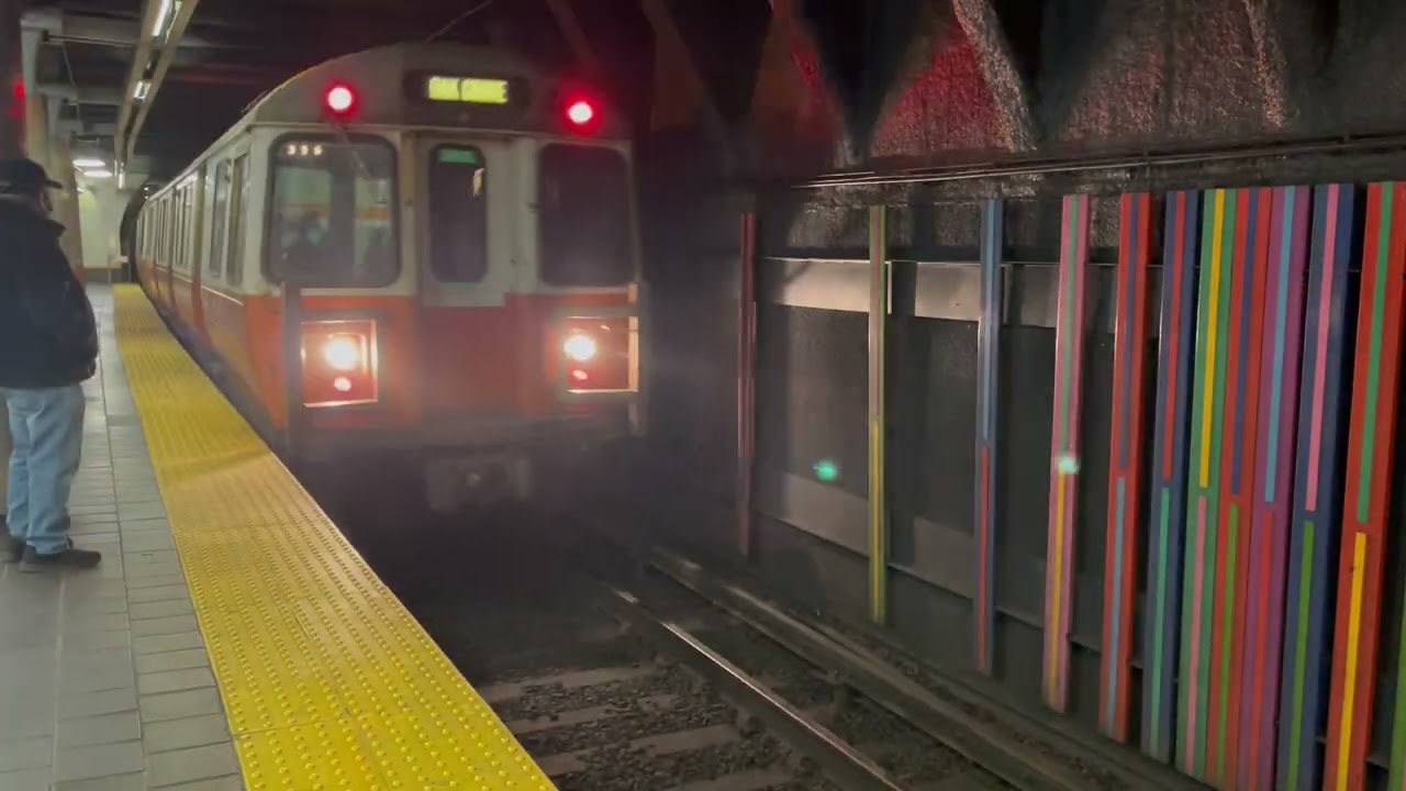 MBTA Orange Line 01316 Pulls into Chinatown - YouTube