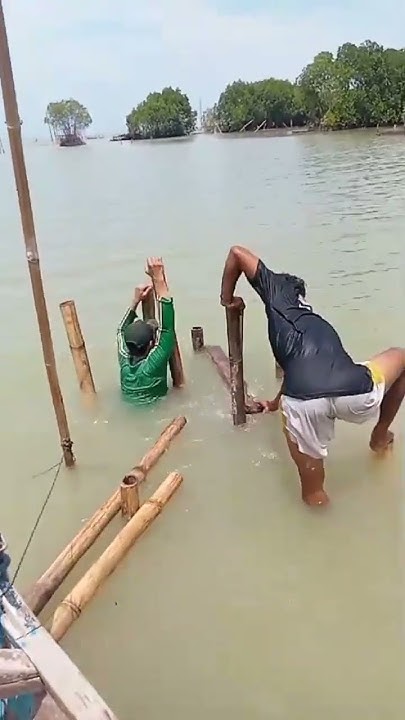 Proses pembuatan rumpon di pinggir laut - YouTube