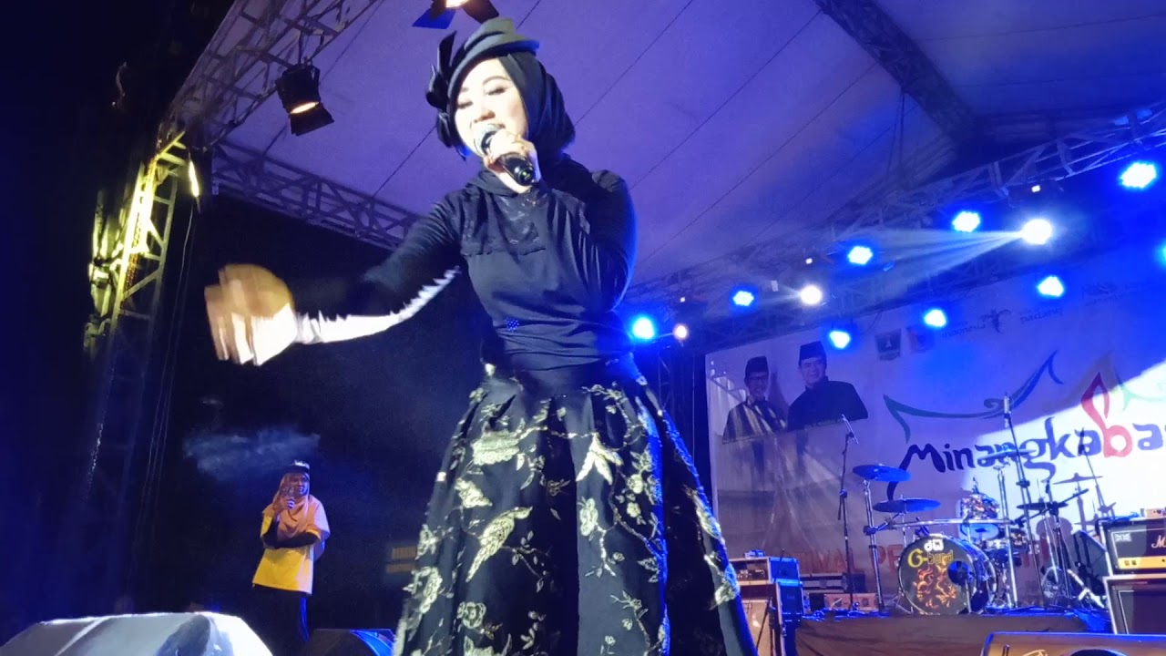 Denai ko apo bana lah,lagu upik isil - YouTube