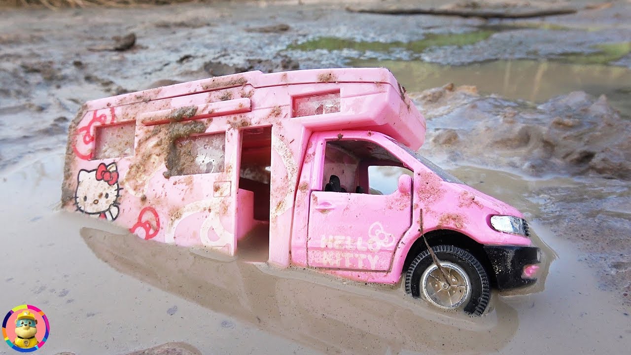 Hello Kitty stuck in the mud and go to the car wash to wash - Nobi toys ...