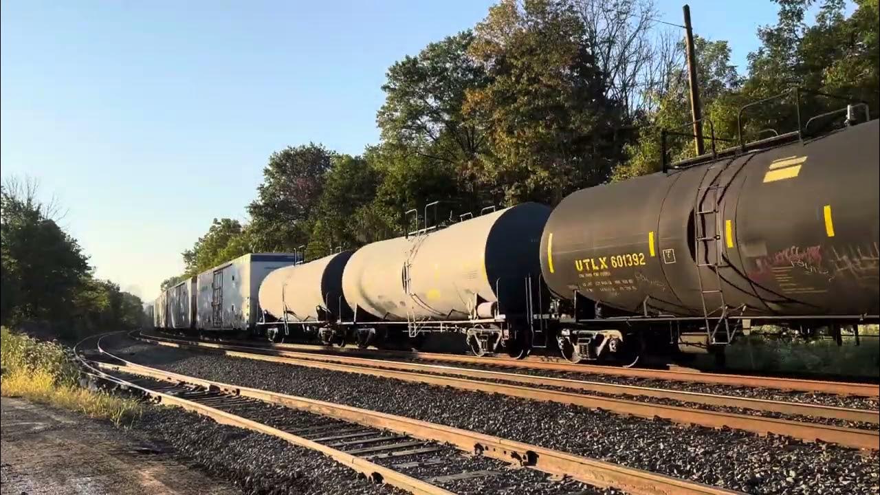 CSX 3254 ET44AH Leads CSX M422 through Piscataway,Nj with a friendly crew - YouTube