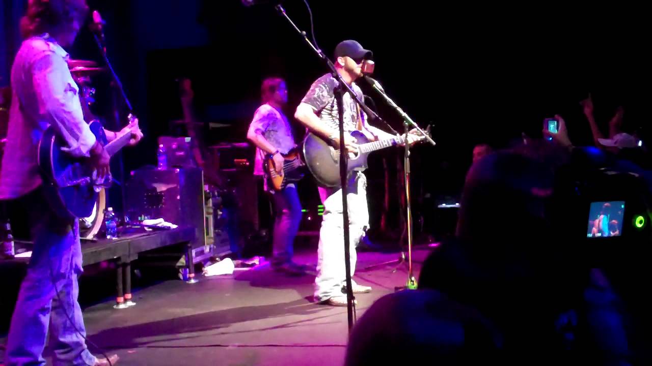 Brantley Gilbert - Saving Amy - YouTube
