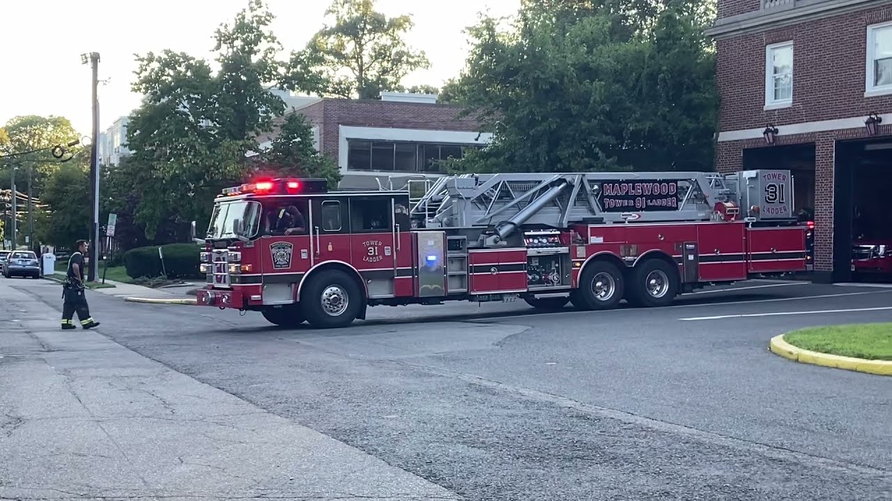 Ladder 31 arriving at station - YouTube