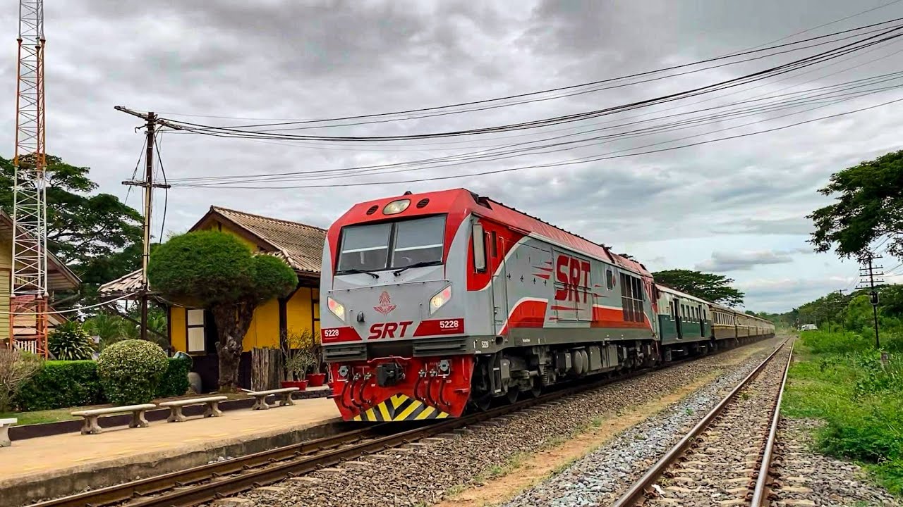 วันฟ้าคลื้มๆกับ ขบวน 135 136 ณ สถานีคลองไผ่ #train #รถไฟ - YouTube